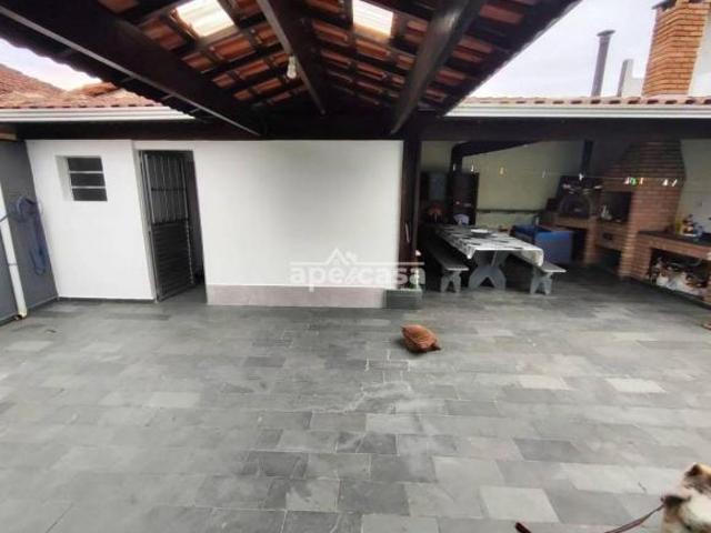 Casa Isolada com Edícula a 400 Metros da Praia