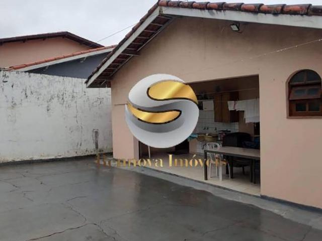 Casa isolada com quintal, grande potencial com espaços amplos