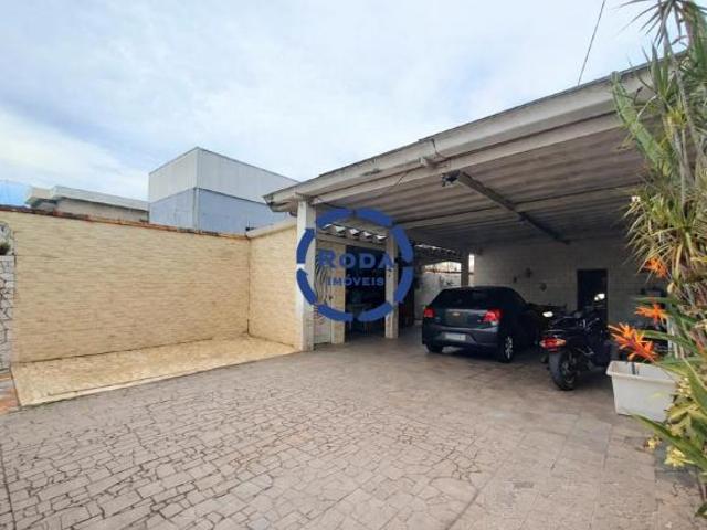 Casa isolada com 3 dormitórios, suíte e 5 vagas no Estuário