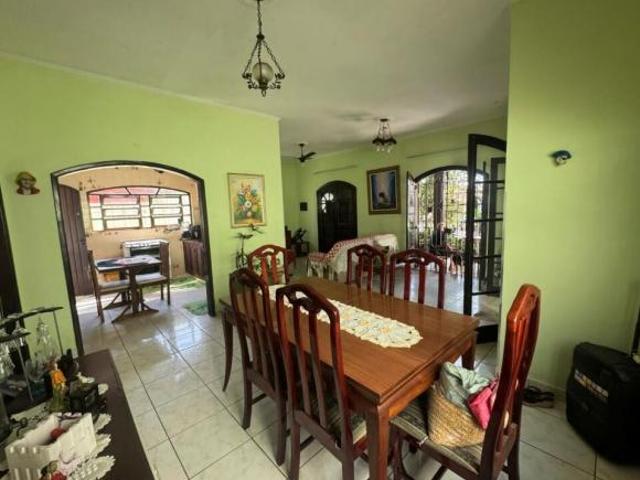 Casa isolada e mobiliada de 03 dormitórios com piscina e apenas 300m da praia do Flórida!