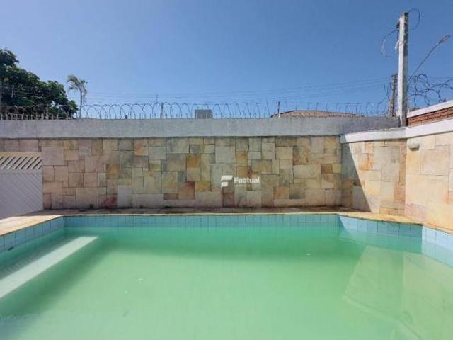 Casa isolada em rua fechada no Portal do Guarujá na Praia da Enseada ao lado da Faculdade de medicin