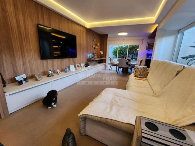 Casa ISOLADA espetacular no Canto do Forte, 3 suítes, 7 vagas, só na imobiliária em Praia Grande