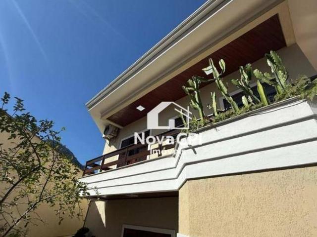 Casa Isolada no Canto do Forte em Praia Grande – 4 Suítes, Piscina e Energia Solar