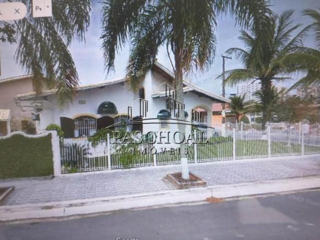 CASA ISOLADA, PISCINA, POMAR, ÁRVORES E CAMPO DE FUTEBOL, BAIRRO FLÓRIDA EM PRAIA GRANDE