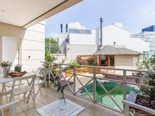 Sobrado com 05 suítes, são 638m², excelente padrão construtivo, 04 vagas, piscina, sótão