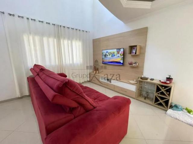 Casa Jardim Terras de São João 4 Dormitórios 270m²