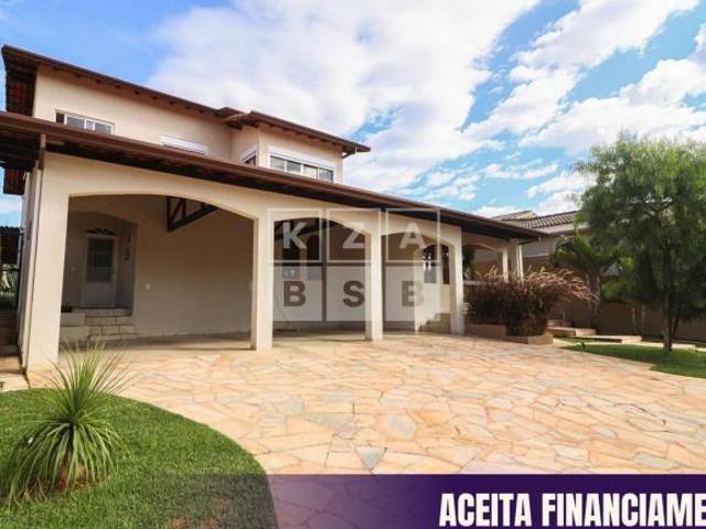 Casa Jardim Botânico! 4 quartos, 3 suítes, reformada. Aceita financiamento. Energia Fotovoltaica