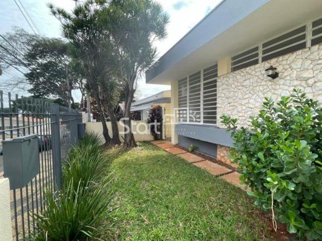 Casa térrea com 3 dormitórios 1 suíte em terreno amplo de 306m²