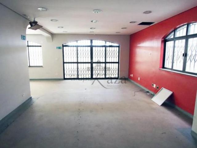 Casa Jardim das Bandeiras 6 Dormitórios 320m²