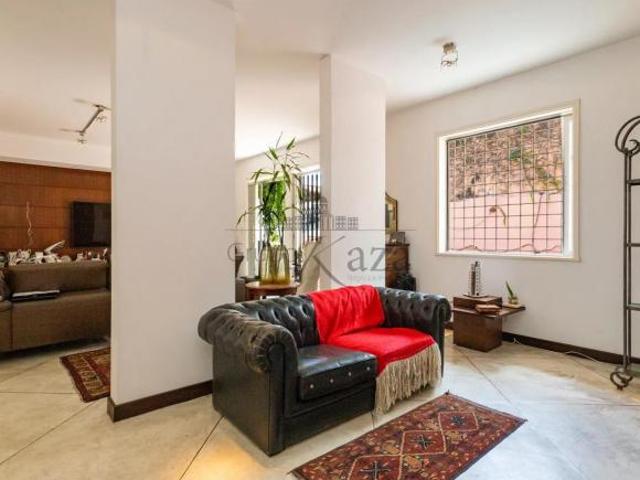 Casa Jardim Europa 1 Dormitório 302m²