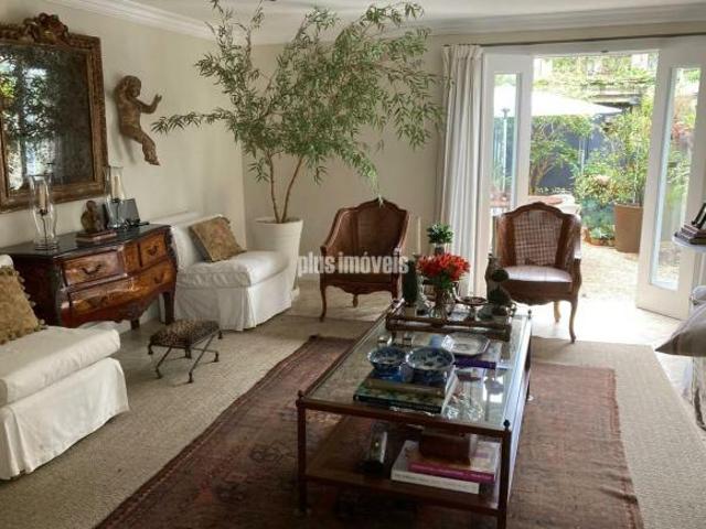 Casa Jardim Guedala à Venda, 301 m², 4 Dormitórios, 2 Suítes, 4 Vagas por R$ 3.200.000,00