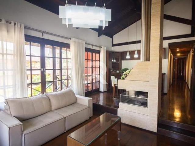 Casa Luxuosa com Adega e Escritório, 3 suítes, 300 m² Venda Santa Felicidade Curitiba/PR
