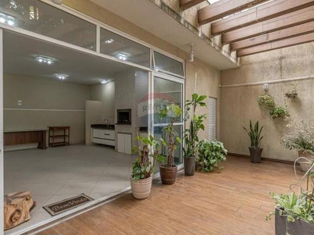 Casa Luxuosa com 400m2 no Cabral: Elegância e Conforto