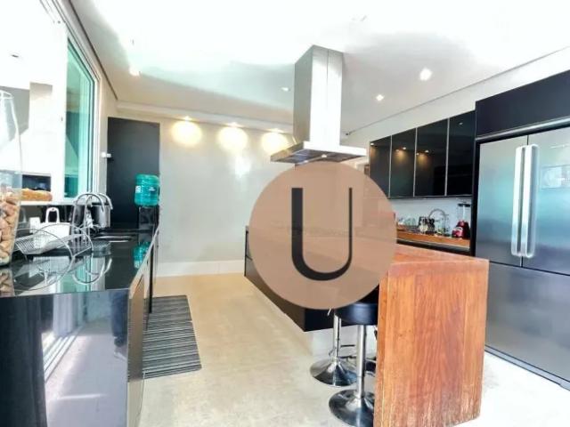 Casa luxuosa com 4 suítes em Aldeia da Serra!