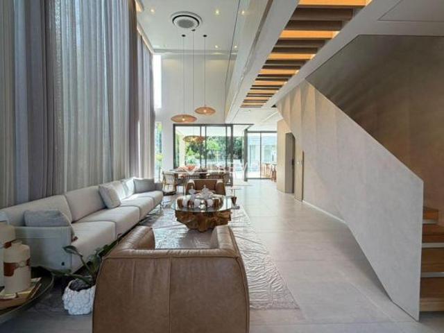 Casa luxuosa a venda com 6 suites, 8 WC e 600 m2 e 4 vagas
