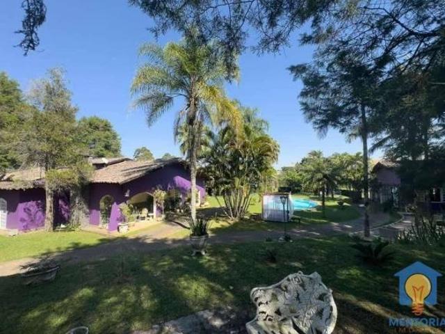 Casa luxuosa dentro de condominio