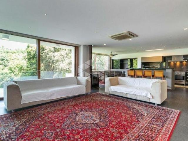 CASA LUXUOSA EM CONDOMÍNIO FECHADO COM 4 SUITES
