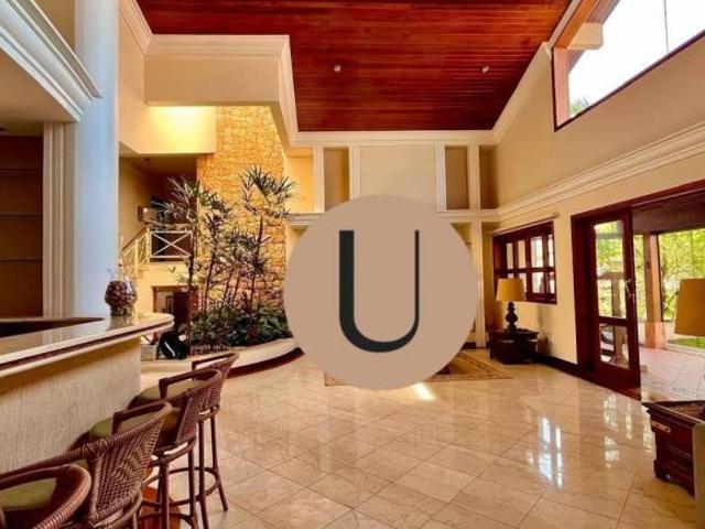 Casa Luxuosa em condomínio fechado em Aldeia da Serra!