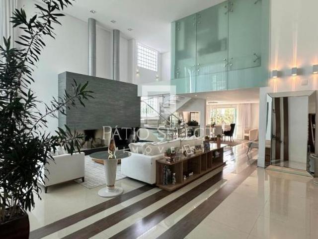 Casa luxuosa, localizada no Campo Comprido, com área total de 695m², 04 Suítes, 04 Vagas, em Condomí