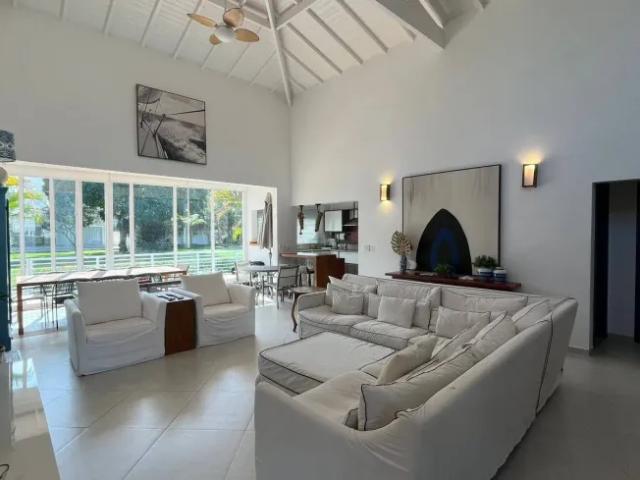 Casa Luxuosa à Venda na praia do Guaecá com acesso direto ao mar