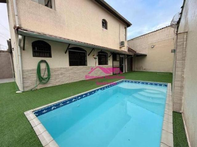 Casa lado praia em lote inteiro com piscina e 5 quartos, ótima opção para investimento em Mongaguá