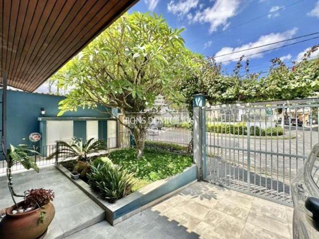 Casa Linda no Jardim Jussara: 4 Quartos, 2 Suítes, 3 Salas, 4 Vagas de Garagem! Aproveite!