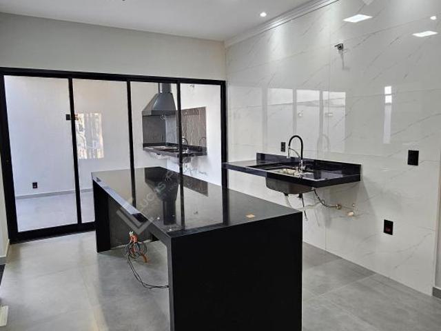 Casa linda com 03 quartos no Condomínio Horto Florestal 2