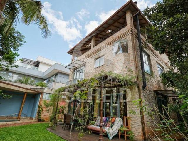 Casa linda com personalidade no melhor do bairro !a 2 quadras da escola Waldorf