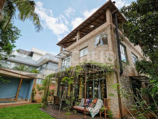 Casa linda com personalidade no melhor do bairro !a 2 quadras da escola Waldorf