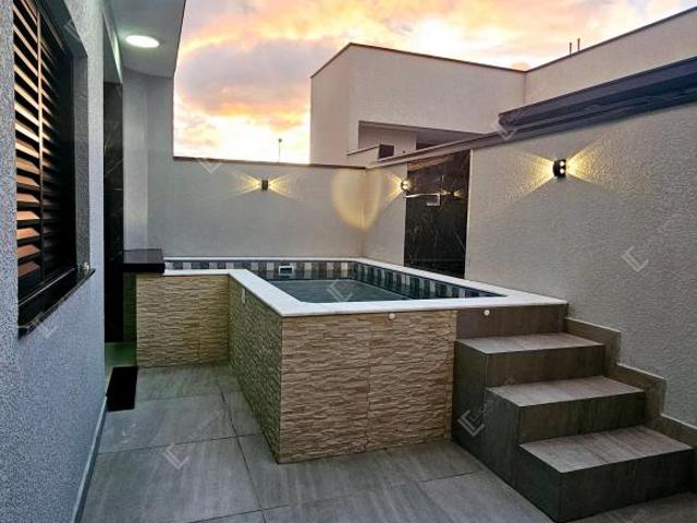 Casa linda com piscina e 03 dormitórios no Condomínio Horto Florestal