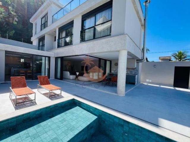 Casa Linda, decorada, em condomínio e próximo a praia
