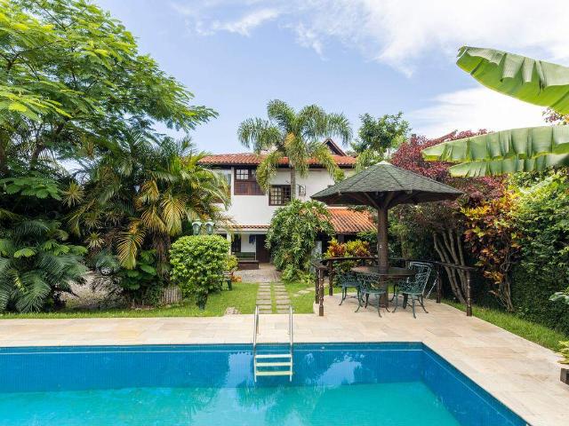 Casa linda e ampla para 20 pessoas, com piscina, em condomínio.