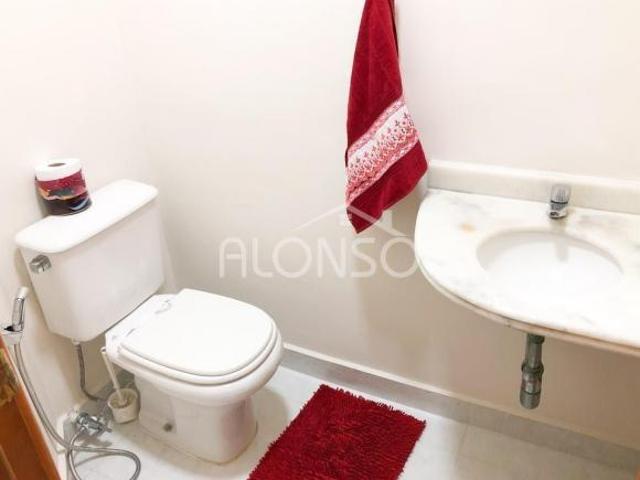 Casa linda em condomínio fechado, 2 quartos, 2 vagas.