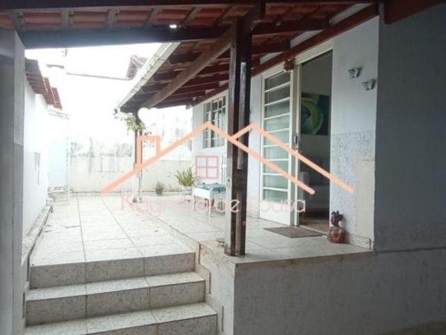 Casa linda, lote inteiro e piscina, no Morumbi!