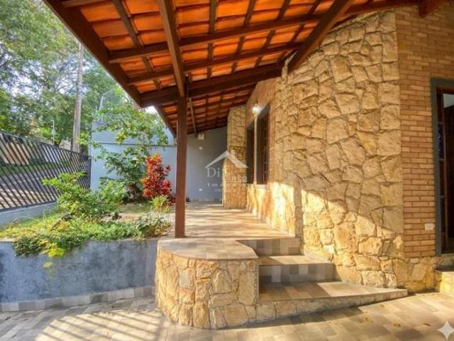 Casa linda térrea com suíte master no pavimento superior