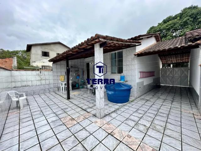 Casa linear com 2 quartos, quintal e 2 vagas de garagem