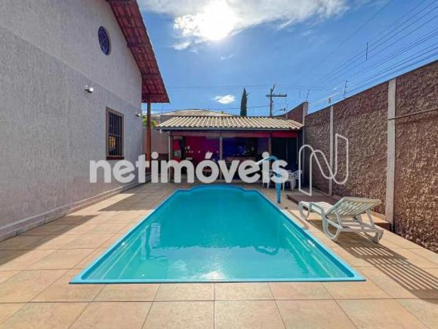 Casa linear com piscina e energia solar à venda