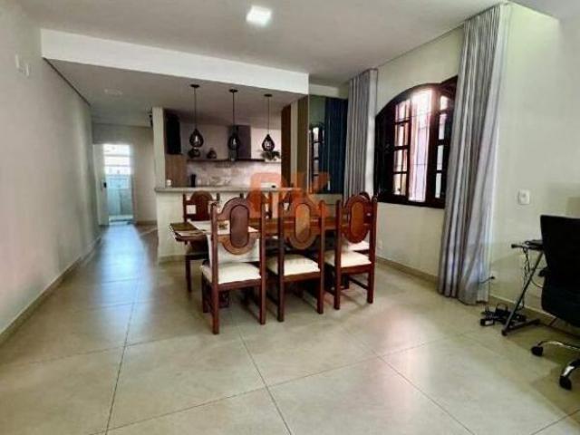 Casa linear espaçosa e bem distribuída, ideal para quem busca conforto, funcionalidade e uma excelen