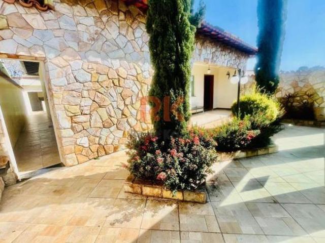 Casa linear espaçosa em Bairro Planalto — 3 quartos, 8 vagas, quintal e acabamento planejado