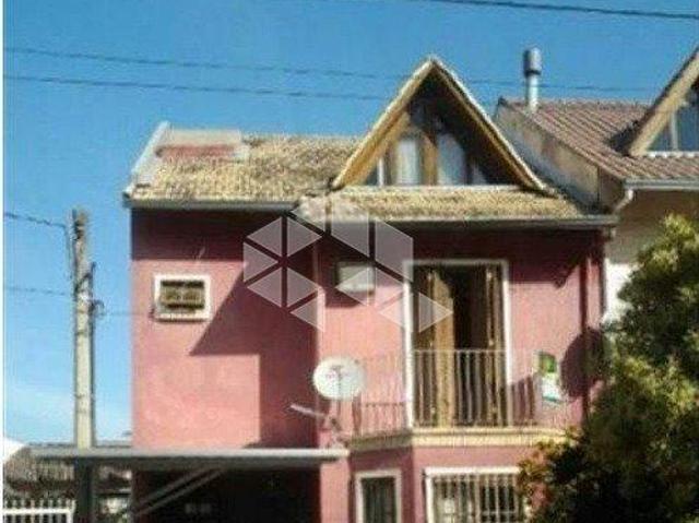 Casa localizada em condomínio fechado no Guarujá