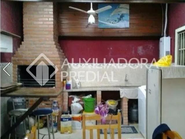 Casa localizada em condomínio fechado no Guarujá