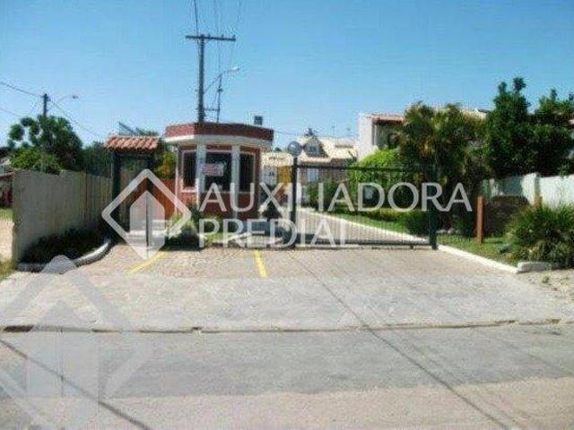 Casa localizada em condomínio fechado no Guarujá