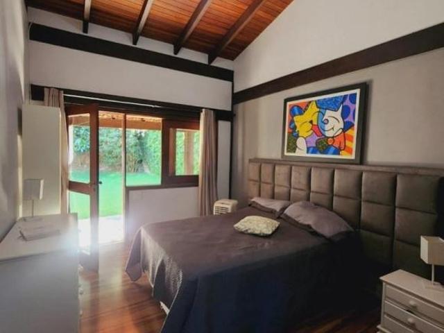 Casa localizada em Condominio Fechado Granja Viana