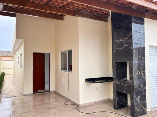 Casa localizada em Itanhaém, 2 quartos/1 suíte, coktop, piscina com 2 vagas