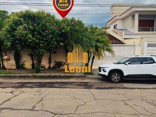 Casa localizada em região nobre com 3 quartos sendo 1 suíte + piscina