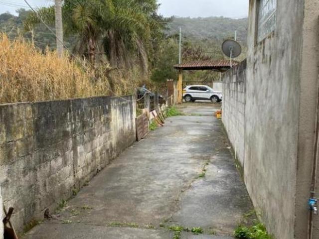 Casa localizada no centro de São Lourenço da Serra