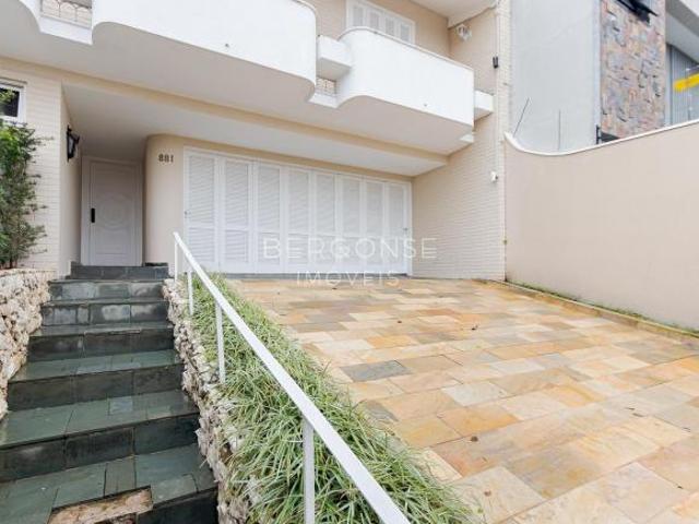 Casa localizada no bairro Bom Retiro, em Curitiba