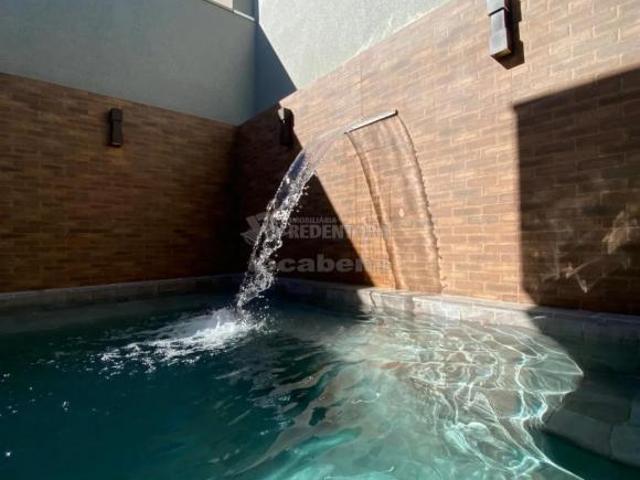 Casa localizada no Damha VI com 04 suítes e 2 vagas de garagem coberta