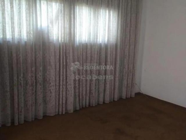 Casa localizada no Jardim Aeroporto com 03 dormitórios e 04 vagas de garagem