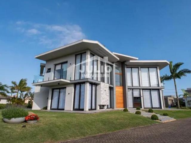 Casa Localizada no Único Condomínio Fechado a Beira Mar em Torres com 591m² Privativo